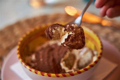 디저트 요리에 전통적인 이탈리아 디저트 티라미수 음식 개념 2명에 대한 스톡 사진 및 기타 이미지 2명 가루로 빻은 갈색