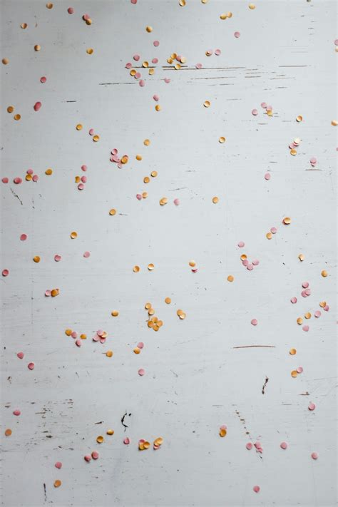 흰 벽에 흰색과 빨간색 하트 사진 Unsplash의 무료 배경 이미지