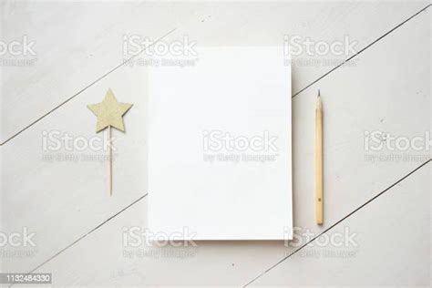 당신의 텍스트와 디자인 평면도 평면 누워에 대 한 꿈 분위기를 꿈꾸며 연필에 흰색 메모장 및 소박한 나무 배경에서 황금 별 0