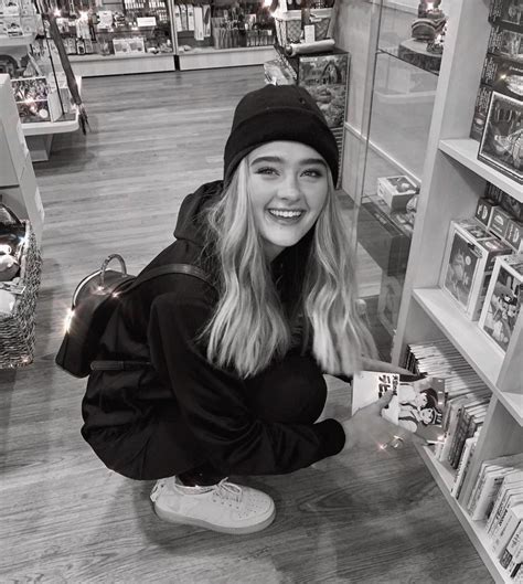 Lizzy Greene Scrolller