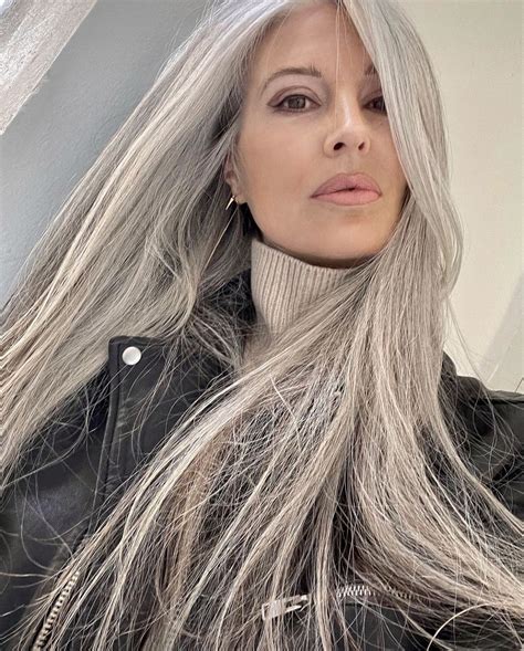 Pin On Rostros Gray Hair Beauty Long Gray Hair Silver Haired Beauties