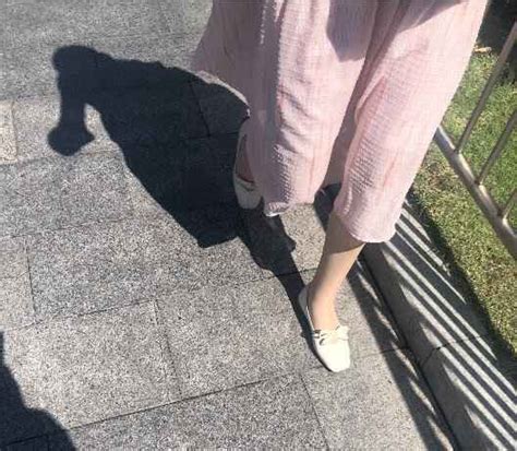 火车站附近穿粉色连衣裙肉色连裤袜白色平底鞋 原味内裤 原味丝袜 原味连裤袜 原味制服 原味鞋 原味胸罩 恋物癖物品 女原味物品恋物味道 原