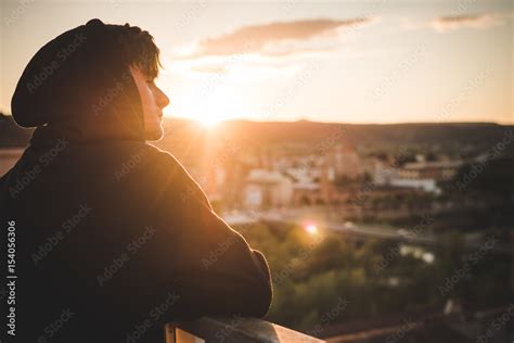 Poster Chico Joven Mirando Al Horizonte Al Atardecer En La Azotea