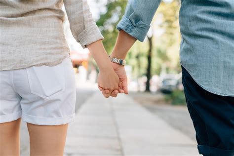 무료 이미지 남자 화이트 남성 여자 애정 봄 두 로맨스 낭만적 인 유행 의류 함께 옥외 의식 관계 소유 공생 상호 작용 커플 손을 잡고