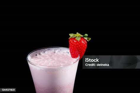 아페리티프는 감귤류 조각으로 만든 레모네이드의 상쾌한 칵테일입니다 시럽과 소다 얼음 조각을 곁들인 청량음료 컨셉 여름 갈증 0명에 대한 스톡 사진 및 기타 이미지 Istock