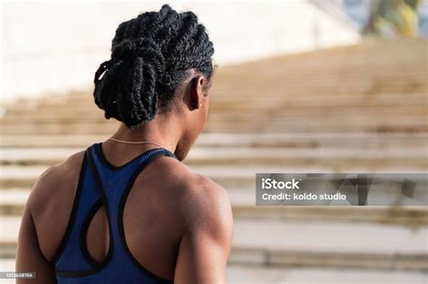 도시에서 계단을 내려가기 시작할 준비를하는 주자로 옷을 입은 검은 아프로 소녀의 뒷모습 검은색에 대한 스톡 사진 및 기타 이미지 검은색 아프리카 민족 한 명의 여자만