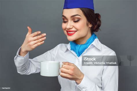 전문 직종 회색 냄새 커피 미소 즐거운 클로즈업에 고립 된 서 스튜어디스 공항에 대한 스톡 사진 및 기타 이미지 공항 기업