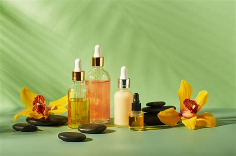 세럼 크림 젤 오일 또는초 꽃 유리 병에 화장품 케어 제품 얼굴과 바디 케어 웰니스 및 스파 열대 휴식에 대한 개념 0명에 대한 스톡 사진 및 기타 이미지 Istock