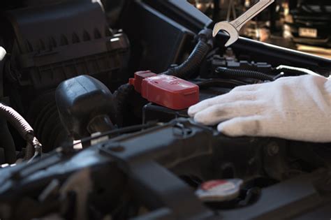 차고 자동 복구 자동차 엔진 가까운 U에에서 자동차를 수리 하는 정비공 차에 대한 스톡 사진 및 기타 이미지 차 촉매작용 플러그 어댑터 Istock