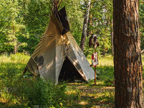 森林是印第安人的家园。棚屋印度圆锥形帐篷。