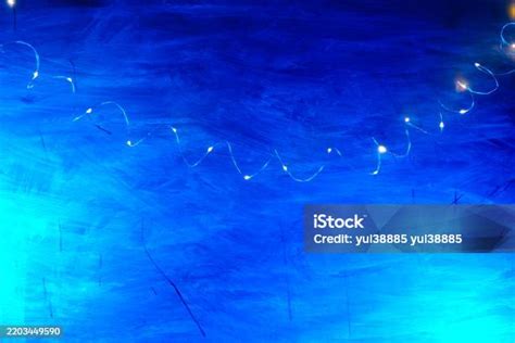 반짝이는 Lightschristmas 질감입니다 파란색 배경에 화환의 조명입니다 요정 조명이 있는 배경화환의 황금빛 0명에 대한 스톡 사진 및 기타 이미지 Istock