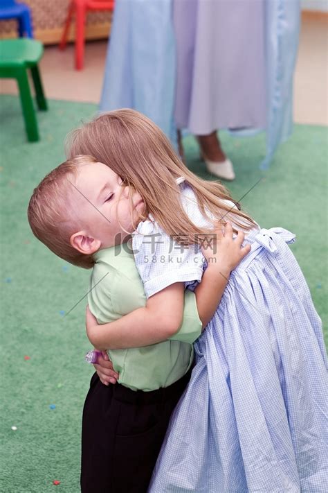 孩子们的拥抱高清摄影大图 千库网