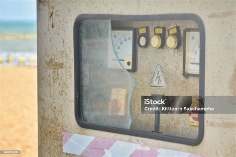 손상되고 녹슨 전기 제어 패널에는 부드러운 햇빛 배경에 깨진 유리 파편이 있습니다 0명에 대한 스톡 사진 및 기타 이미지 0명 경계 표지 고풍스런 Istock