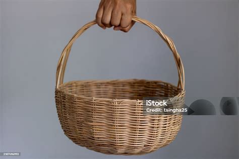 흰색 배경에 고립 된 피크닉 바구니를 들고 있습니다 빈 나무 과일 또는 빵 고리 버들 세공 바구니 수제 최고의 제품 딸기 따기 바구니 제품 수공예 가방에 대한 스톡 사진 및