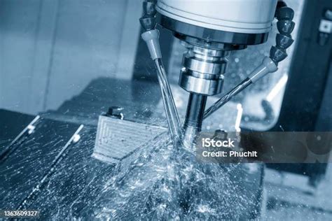 오일 냉각수 방법으로 금형 부품을 절단하는 Cnc 밀링 기계 0명에 대한 스톡 사진 및 기타 이미지 0명 Cnc 장치 Cutting Fluid Istock