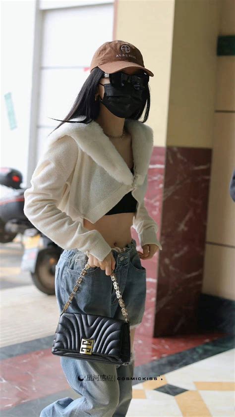 虞书欣秀小蛮腰身材傲人 反季节穿搭时尚感满分 搜狐大视野 搜狐新闻