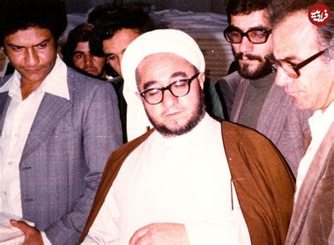 عکسی از محمدصادق خلخالی در یک کارخانه در لیبی؛ دهه ۶۰ رویداد24
