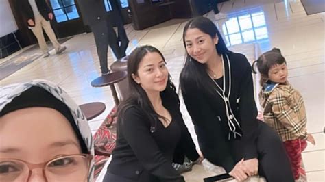 6 Gaya Kompak Nikita Willy Dan Winona Willy Liburan Bersama Ke London Dua Kakak Beradik Yang
