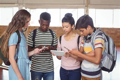 Mahasiswa Kampus Terlibat Dengan Ponsel Dan Tablet Foto Latar Belakang Dan Gambar Untuk Download