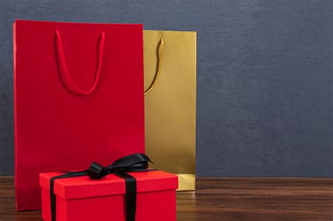 블랙 프라이데이 세일 및 새해 크리스마스 쇼핑 배너 특별한 날의 모형 로고와 텍스트에 대한 빈 블랙 보드 고립 된 검은 나무 텍스처 배경 11월에 대한 스톡 사진 및 기타