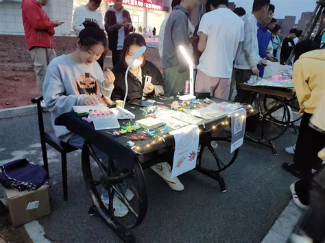 黑夜里点亮微光——医学院开展 荧光夜市”义卖活动 宜春职业技术学院