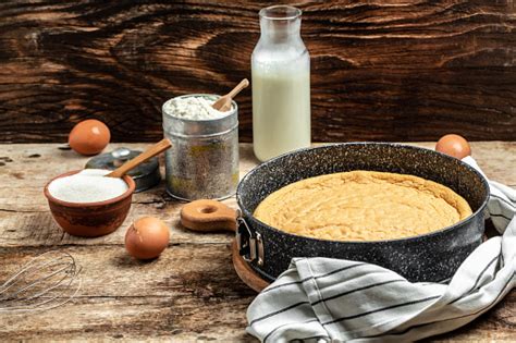 수제 스폰지 케이크 또는 나무 테이블에 재료가있는 시폰 케이크 베이커리 배경 개념 배너 텍스트를위한 메뉴 조리법 장소 Washoku에 대한 스톡 사진 및 기타 이미지