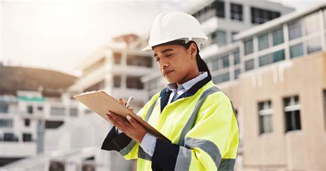 체크리스트 검사 메모 및 안전 규정 준수를 위한 도시의 여성 엔지니어 및 클립보드 감독자 도시 개발 프로젝트 관리 및 건축에 대한 문서를 작성하는 서면 및 실외 25 29