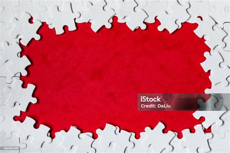 흰색 직소 퍼즐로 만든 사각형의 형태로 프레이밍 프레임 텍스트와 직소 퍼즐 빨간 배경에 직소 퍼즐 조각으로 만든 프레임 가장자리에 대한 스톡 사진 및 기타 이미지 Istock
