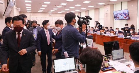 포토 정치탄압 중단하라 민주당 피켓에 회의장 나가는 국민의힘