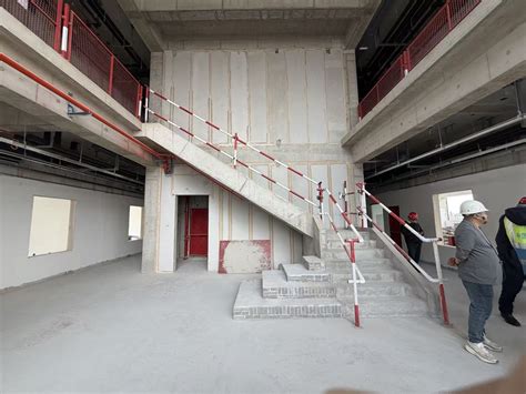 工人工程师建筑人员工地楼梯参观商业照片 Ai智能生成设计模板 千图ai