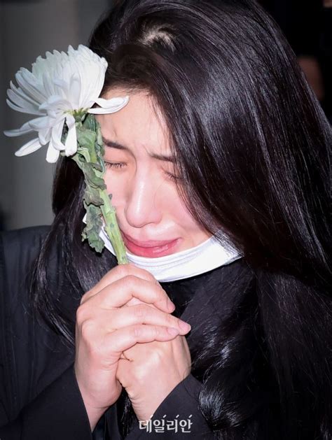 故박보람 동료들의 마지막 배웅 이제훈 박경림도 말리지 못한 하트 중독 루셈블의 새로운 색 D주간 사진관