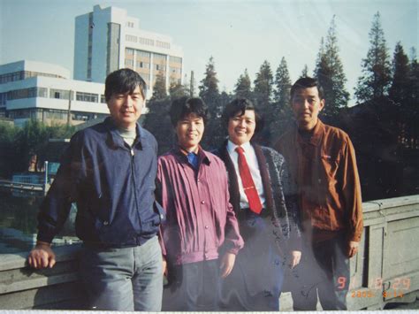 1991年10月29日胡寄南的儿女于华东师大校园内合影2张