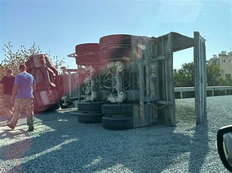 Κλειστές ξανά και οι 2 λωρίδες στον αυτοκινητόδρομο λόγω ανατροπής φορτηγού Cyprus Times