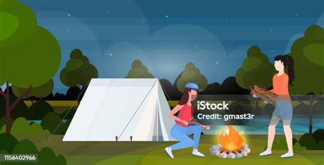 커플 등산객 은 모닥불 하이킹 개념 여성 여행자 하이킹 텐트 캠핑 밤 자연 풍경 배경 수평 전체 길이 플랫에 대한 장작을 들고 화재 소녀를 만드는 만들기에 대한 스톡 벡터