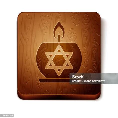 흰색 배경에 고립 된 데이비드 아이콘의 별과 촛대에 갈색 굽기 촛불 불타는 불꽃이 있는 원통형 촛불 스틱 나무 사각형 버튼입니다 벡터 일러스트레이션 교회에 대한 스톡 벡터