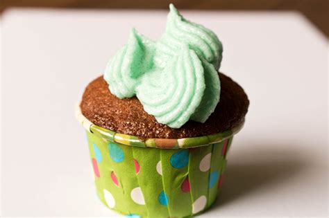 맛 있는 신선한 컵 케 익 흰색 배경에 고립 당신의 손으로 조리의 개념 0명에 대한 스톡 사진 및 기타 이미지 0명 거품 내기 단일 객체 Istock