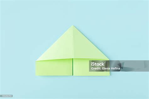 Diy와 아이들의 창의력 단계별 지시 종이 접기 종이 나비를 만드는 방법 단계7 모서리를 구부리고 위쪽 부분을 안쪽으로 내려줍니다 어린이 공예 워크샵 0명에 대한 스톡 사진