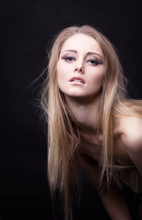 Нагая девушка ее тело покрытое с лентой золота Стоковое Фото изображение насчитывающей