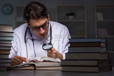 医科学生为夜校大学高清图片下载 正版图片507443239 摄图网
