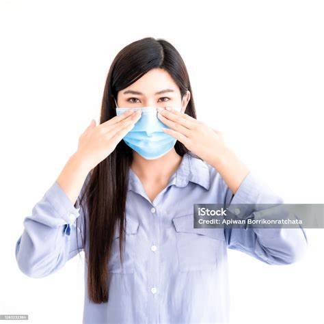 아름다운 아시아 젊은 여자 서 서 하 고 착용 하는 방법을 보여주는 위생 보호 마스크 에 얼굴 25 29세에 대한 스톡 사진 및 기타 이미지 Istock