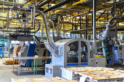 신문 과 잡지의 생산을위한 대형 인쇄 소에서 운송을위한 현대적인 기계 공장 산업 건물에 대한 스톡 사진 및 기타 이미지 공장 산업 건물 생산 라인 컨베이어 벨트