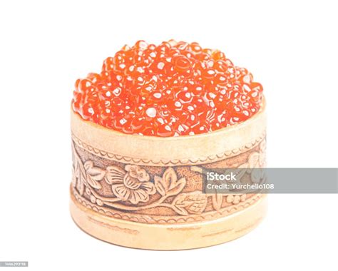 흰색 배경에 격리된 나무 그릇에 담긴 맛있는 빨간 캐비어 0명에 대한 스톡 사진 및 기타 이미지 0명 건강한 식생활 금속 Istock