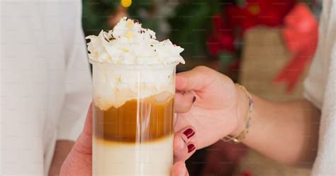 크리스마스 트리 앞에서 술을 들고 있는 남자와 여자 사진 Unsplash의 호박 스파이스 라떼 이미지