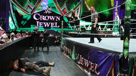 Wwe Refs Ordered To Count Out Wrestlers Not Paying Attention