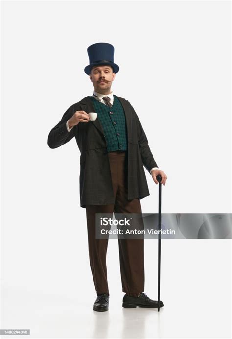 빈티지 의상과 실린더 모자를 쓰고 지팡이를 짚고 흰색 배경 위에 커피를 마시는 남자의 초상화 아침 의식 16세기 스타일에 대한 스톡 사진 및 기타 이미지 Istock