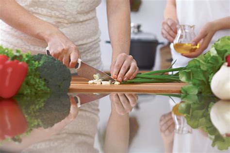 4 개의 인간 손 클로즈업 부엌에서 요리는 신선한 샐러드를 준비 하는 동안 재미는 친구 채식 건강 한 식사와 우정 개념 가까운에 대한 스톡 사진 및 기타 이미지 Istock