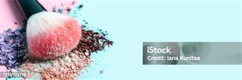 트렌디한 파스텔 핑크와 블루 배경의 아름다운 밝은 메이크업 브러쉬 뷰티 배너 화장품 무너져 여러 가지 빛깔의 아이섀도우 텍스트 와 디자인을 위한 장소 공간을 복사합니다