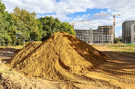 커다란 노란 모래 더미가 주거용 건물 건설 현장에 쌓여있었습니다 0명에 대한 스톡 사진 및 기타 이미지 0명 개발 건설