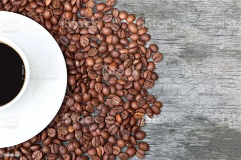 나무 배경에 커피와 커피 콩 한 잔 화이트 커피 컵과 접시 공간을 복사합니다 텍스트에 대 한 배치 0명에 대한 스톡 사진 및 기타 이미지 Istock