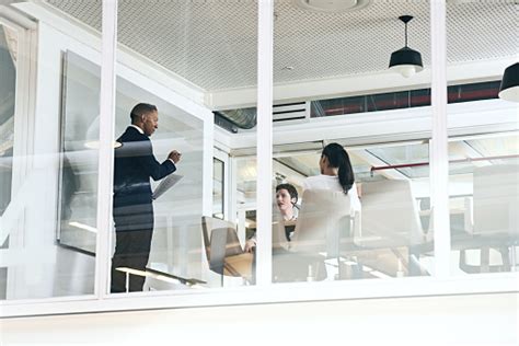 유리 벽으로 현대적인 사무실에서 프리젠 테이션을주는 사업가 결심에 대한 스톡 사진 및 기타 이미지 결심 기업 비즈니스 기업 재무와 산업 Istock